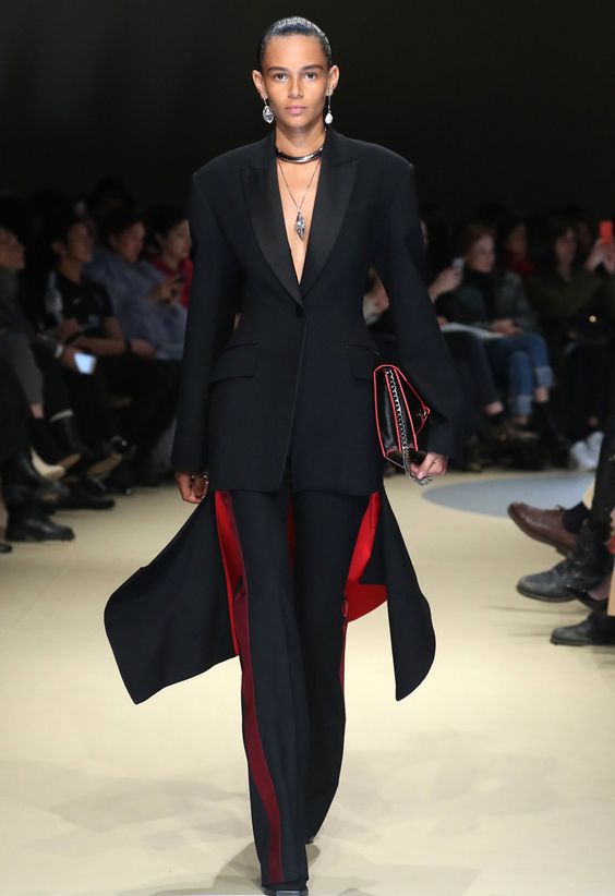 Fall 2018 Alexander McQueen by Sarah Burton Runway Look One & Ad Campa ...